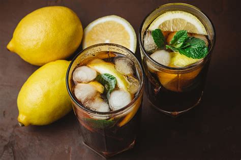 럼 주 콜라 민트 레몬과 갈색 바탕에 유리에 얼음 칵테일 쿠바 리브레 0명에 대한 스톡 사진 및 기타 이미지 0명 갈색 감귤류 과일 Istock