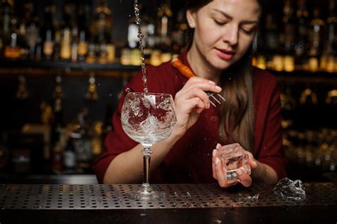 젊은 여자 바텐더 칵테일 Aperol 주사기를 만들기 위한 얼음 큐브를 준비 건강관리와 의술에 대한 스톡 사진 및 기타 이미지 건강관리와 의술 나이트클럽 남성