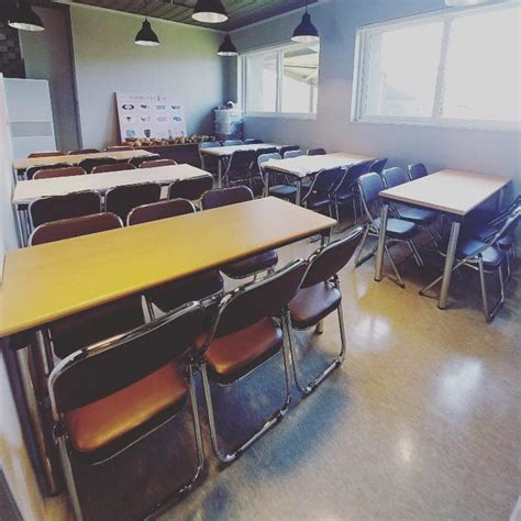 제주고산리유적 체험실 테이블 의자 새로 들어왔답니다😆 좀 더 많은 분들이 체험하고 갈 수 있어요~