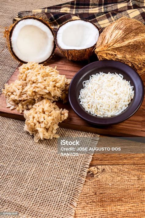 나무 테이블에 코카다 브라질에서 전통적인 코코넛 달콤한 0명에 대한 스톡 사진 및 기타 이미지 0명 갈색 건강한 식생활 Istock