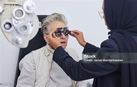 시력 검사 안경 및 시력 검사를 위해 병원에서 검안사와 함께 노인 여성 시력 및 광학 치료를 확인합니다 안과 의료 및 환자 검안 및 의료 도구를 갖춘 무슬림 안경사 20