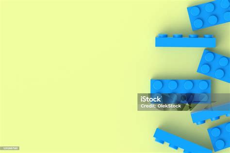 노란색 배경에 흩어져 있는 플라스틱 장난감 블록 개발 자식용 직사각형 형상 생성자입니다 유치원 에서 교육을위한 벽돌 생성자 부품입니다 공간을 복사합니다 3d 렌더링 개발에