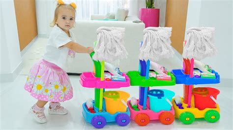 Алиса помогает няне и играет в ролевые игры с игрушками для уборки ...