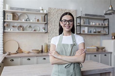 드레스 가운 앞치마에 젊은 아름다운 주부의 초상화 교차 된 팔을 웃고있는 여자 여자에 대한 스톡 사진 및 기타 이미지 여자 청소하기 한 명의 여자만 Istock