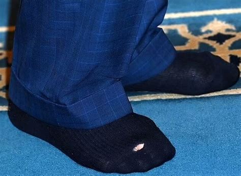 جوراب سوراخ چارلز سوم در مسجد خبرساز شد عکس