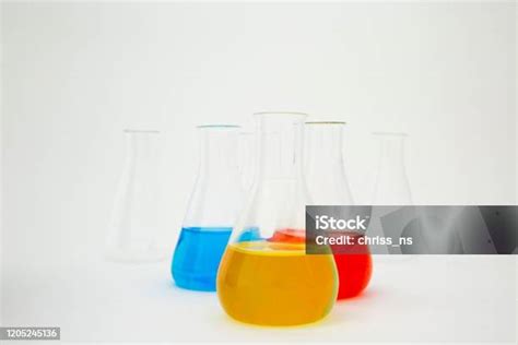 과학 실험실 유리 Erlenmeyer 플라스크 흰색 배경에 파란색 노란색과 빨간색 액체로 가득 3가지 개체에 대한 스톡 사진 및 기타 이미지 Istock