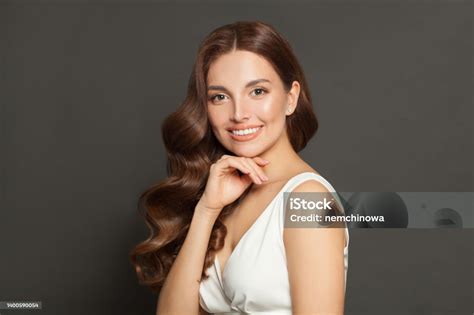 긴 머리를 가진 아름다운 헤어 스타일 갈색 머리 여자 고전적인 머리카락이 곱슬 곱슬합니다 검은 배경에 미소 짓는 예쁜 모델 20