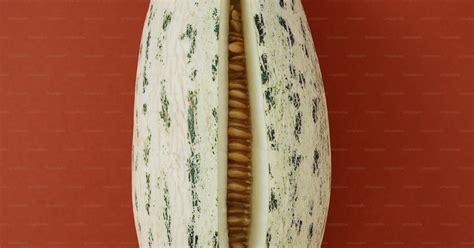 빨간 배경에 반으로 자른 멜론 사진 Unsplash의 질 이미지