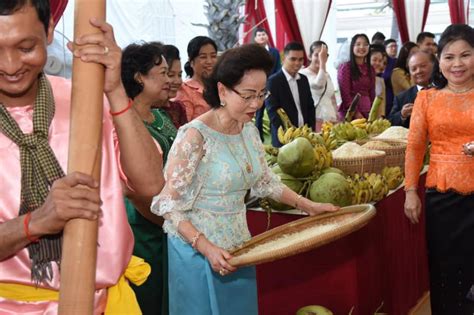 ពិធី ពិសា អំបុក សាមគ្គី នៅ ធនាគារជាតិ នៃ កម្ពុជា ព័ត៌មាន