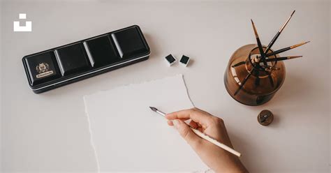 백서에 글을 쓰는 사람 사진 Unsplash의 무료 수채화 이미지