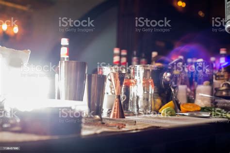 칵테일 바에서 칵테일을 준비 하는 바텐더 바에 대한 스톡 사진 및 기타 이미지 바 바텐더 주류 밀매점 Istock
