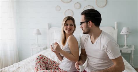 Foto Pareja Joven Romántica Divirtiéndose Juntos En El Dormitorio