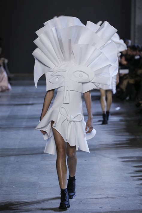 Viktor And Rolf Lart De La Mode Modeshow Kleding Leuke Ideeën