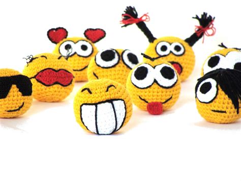 Смайлик брелок крючком схема - 93 фото