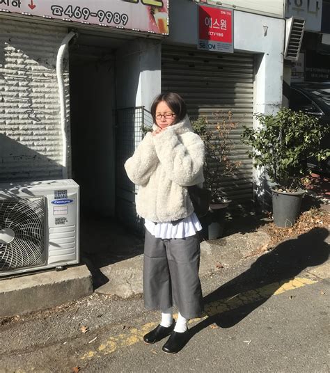 지연 ‎조금이라도 덜 추울 때 가을 옷 탈탈 털어입기 ᵒ̴̶̷᷄ ̶͂ᵒ̴̶̷᷅ و 위에 무스탕 같은 거 입어주면 귀여울 거 같죠 Reels 릴스코디