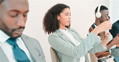 고용 면접 및 검색 피드백 및 회의를 위해 대기실에서 여성과 전화 기회 다양성 및 창의성 평가 워크숍 및 채용을 위한 사업가들과의 만남 20 24세에 대한 스톡 사진 및