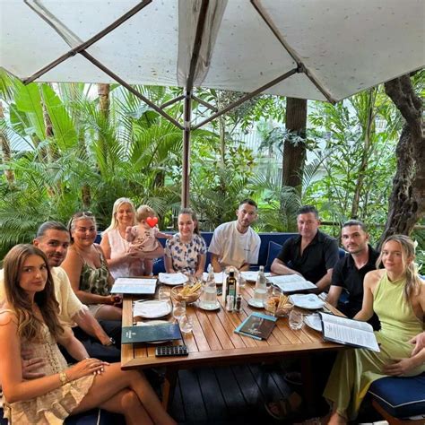 组图：格拉利什与女友带娃度假 画面温馨幸福