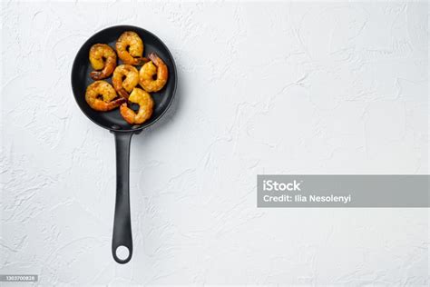 그릴 새우 바베큐 스타일 혼합 매운 프라이밍 철 팬에 흰색 배경에 상단 보기 플랫 누워 카피 스페이스와 텍스트 공간을 가진 개체