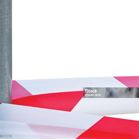 큰 빨간 백색은 리본 바리케이드 테이프 복사 공간 고립 된 상세한 수평 배경 회색 금속 극 포스트 범죄 현장 표시 근접 촬영 건설 현장 위험 코든 안전 장벽 개념 교차하지