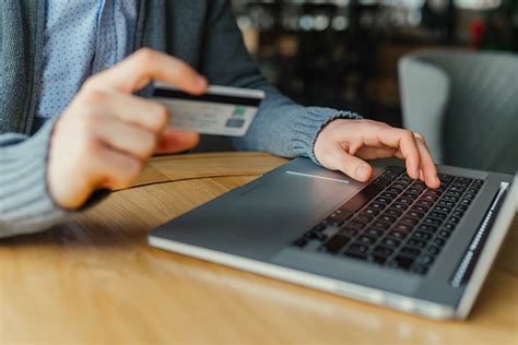 남성 손 나무 테이블 소프트 포커스에 집에서 앉고 있는 동안 컴퓨터 키보드에 숫자를 입력 하는 신용 카드를 들고 개념에 대한 스톡 사진 및 기타 이미지 Istock