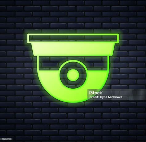 벽돌 벽 배경에 격리 빛나는 네온 보안 카메라 아이콘 벡터 녹색에 대한 스톡 벡터 아트 및 기타 이미지 녹색 보안 카메라 감시 Istock