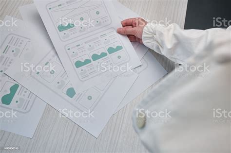 여성 디자이너는 웹 사이트 디자인 와이어 프레임을 만듭니다 스케치 프로토 타입 프레임 워크 레이아웃 미래 설계 프로젝트 ui 및