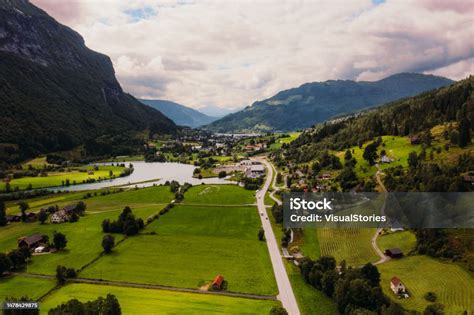 노르웨이 스트린의 굽이치는 강이 있는 아름다운 여름 산 계곡의 공중 전망 계곡에 대한 스톡 사진 및 기타 이미지 계곡 0명 S 모양 Istock