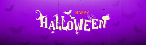 해피 할로윈 텍스트 배너는 박쥐가 배경을 날리는 보라색 하늘에 있는 영화 복고풍 스타일로 벡터 그림을 그립니다 0명에 대한 스톡