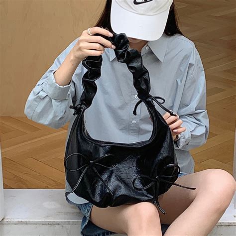 발레코어룩 크롭티 코디 쭈리 숄더백 리본 가방 에이블리