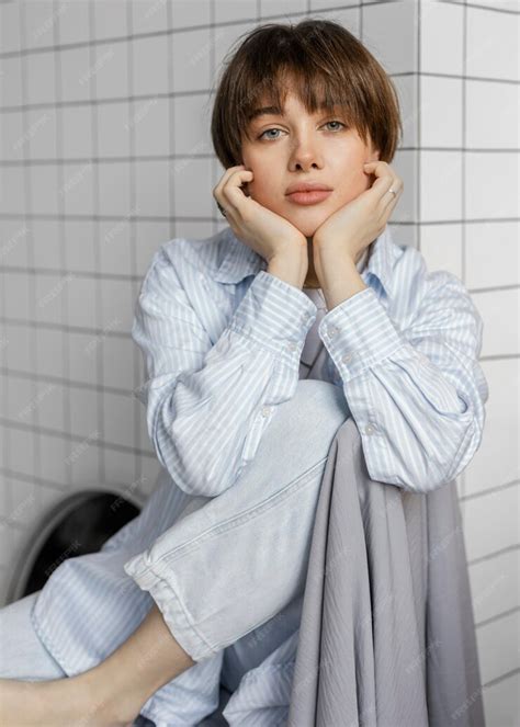 아름 다운 젊은 여성 포즈 무료 사진