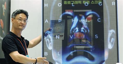 투명한 스크린 위로 펼쳐지는 영상