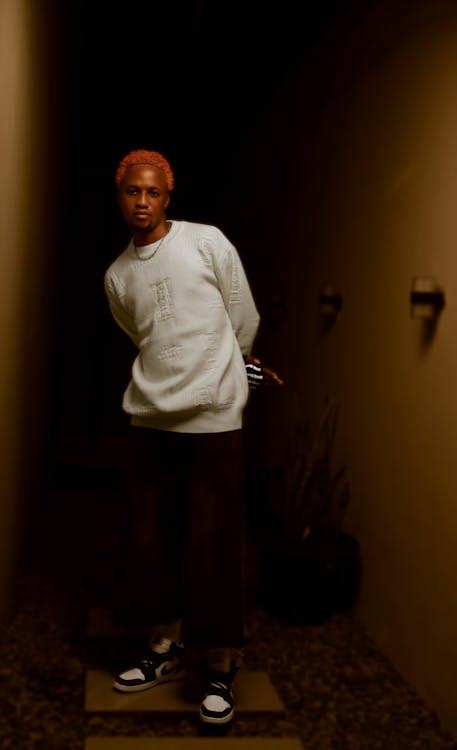 Id 개성 개인 개인적 표현 거리 스타일 검은 머리 그림자 나이트 라이프 나타내는 낮 대기의 도시 스타일 도시의 밝은 대비 변덕스러운 조명 복도