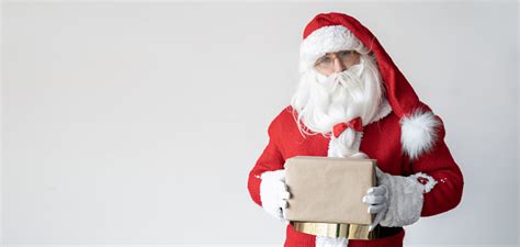 산타클로스는 공예 용지에 선물상자를 들고 있다 텍스트 의 공간 근처에 서 있습니다 12월에 대한 스톡 사진 및 기타 이미지 12월 갈색 용지 개념 Istock