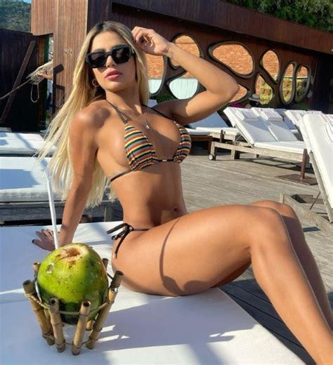 Musa Do Corinthians Posa De Vermelho E Revela Costuma Me Ajudar Na Conquista Mh Esportes