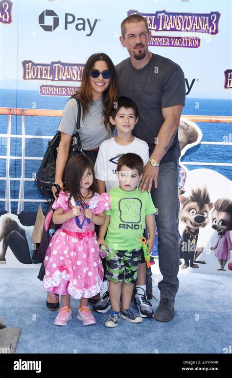 Sarah Shahi Steve Howey Violet Howey William Howey And Knox Howey At