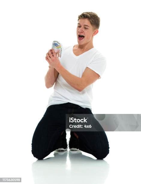 1 인 1 인 1 명의 십대 소년 만 1 819 세 성인 잘 생긴 사람 백인 남성 젊은 남자 십 대 소년 흰색 배경 앞에서