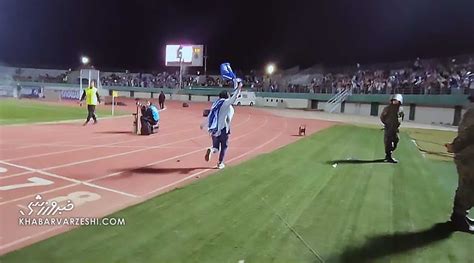 دختر جیمی‌جامپ استقلالی از بازیکن محبوبش یادگاری گرفت فرار پیروزمندانه