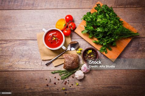 나무 배경에 야채를 많이 있는 흰 판에 향기로운 빨간 보르시 식품 개념입니다 0명에 대한 스톡 사진 및 기타 이미지 0명 건강한 생활방식 고기 Istock