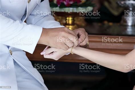 결혼식에서 신부의 손목에 금 팔찌를 착용 하는 신혼 부부 신랑 팔찌에 대한 스톡 사진 및 기타 이미지 팔찌 신랑 결혼식 역할 금 금속 Istock