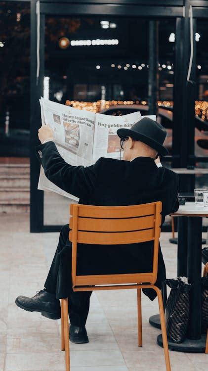 집 밖의 거리 거리 카페 검은 옷 고령자 나이 남성 노인 뉴스 늙은 남성 도시 도시의 도시의 삶 독서 습관 독서하는 똑똑한 옷차림 레저 레져