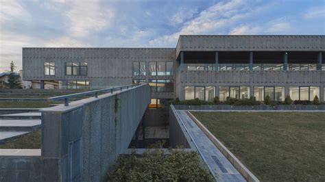 Hooba Design Group Adds Concrete Volumes To Saman Satellite Office