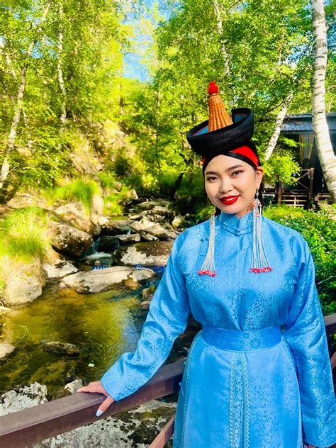 Дуучин Б Батцэцэглэн ардын дууг амьд хөгжимтэй дуулна News Mn