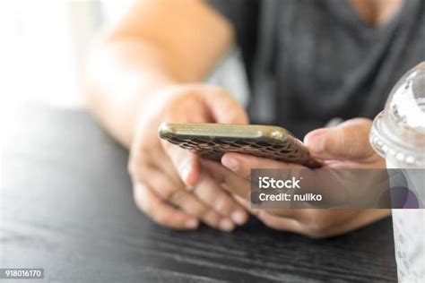 스마트폰 카페 라이프 스타일 개념에서에서 사용 하는 손 그래픽 사용자 인터페이스에 대한 스톡 사진 및 기타 이미지 그래픽 사용자 인터페이스 남자 만짐 Istock