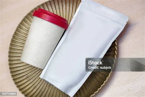 로고 또는 브랜드를 위한 종이 컵 모캡 및 포장 커피 팩 디자인을위한 템플릿으로 차 깔끔한 면이 있는 박스 0명에 대한 스톡 사진 및 기타 이미지 Istock