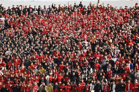 عکس واکنش زنان تبریزی علیه فحاشی در استادیوم؛سکوت معنادار خبرآنلاین