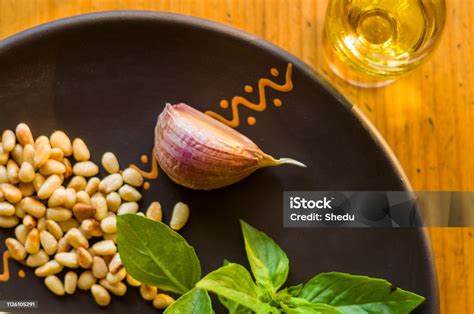 이탈리아 파스타 소스레몬 바 질 어린 준비에 대 한 신선한 재료 삼나무 견과류 큰 마늘 정 향 그리스 올리브 기름 파 르 메 산