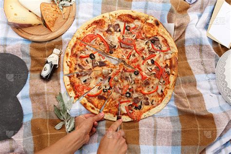 在周日公园野餐时切披萨