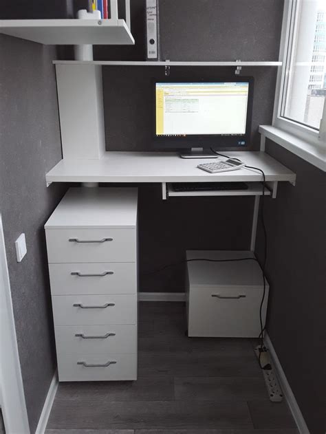 Компьютерный стол с встроенной столешницей и выкатными тумбами