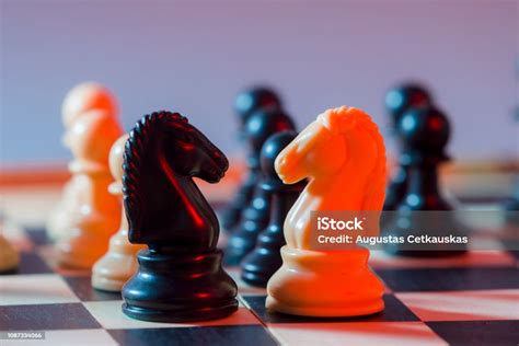 아이디어와 경쟁과 전략 비즈니스 성공 개념에 대 한 체스 보드 게임 개념에 대한 스톡 사진 및 기타 이미지 개념 개념과 주제 검은색 Istock