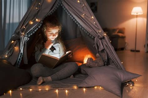Libro De Lectura Por La Noche Linda Ni A Jugando En La Carpa Que Est